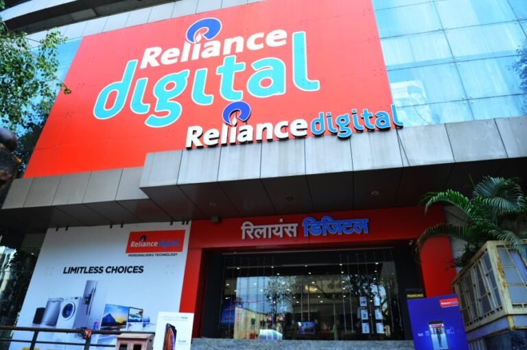 Top 10 Electronics Store Franchises in India (Become Your Own Boss!)